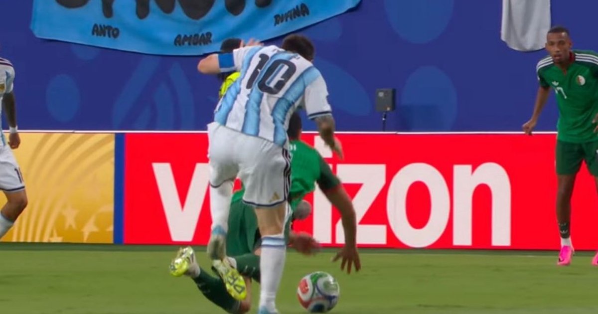 Brutal patada de Messi en Argentina vs. Argelia y no fue ni amarilla ...
